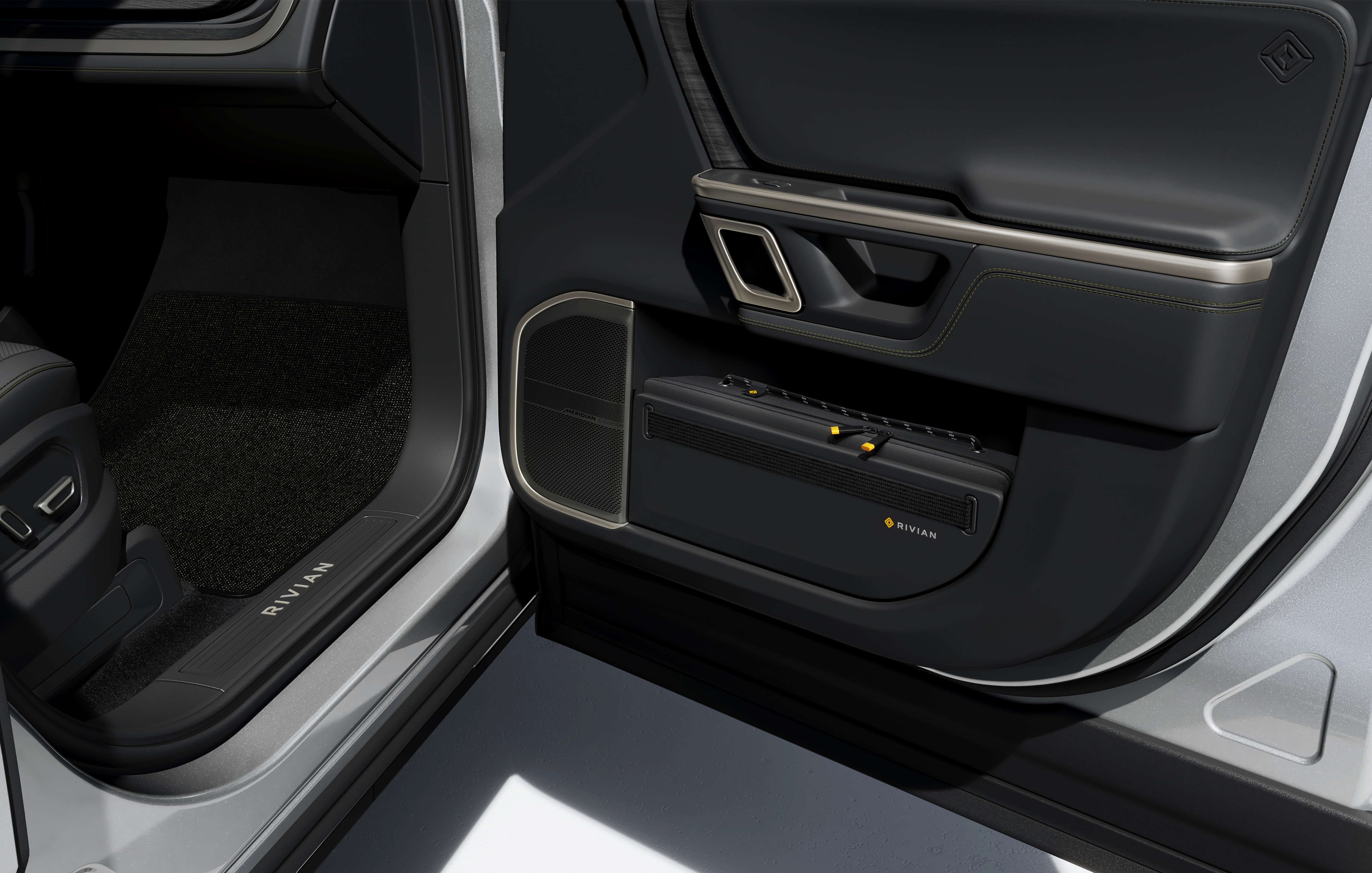 Anyone with the field kit mind posting a picture of what it comes with ...